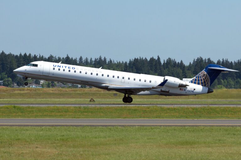 SkyWest Airlines Becomes Launch Customer for Bombardier CRJ Cockpit ...